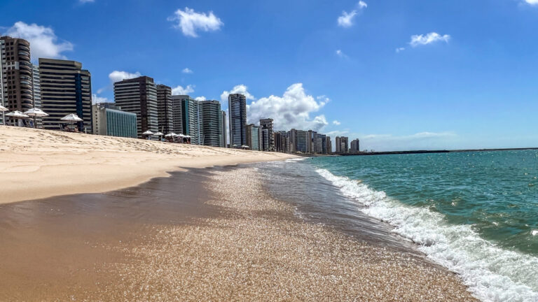 15 praias em Fortaleza e arredores: como chegar e aproveitar